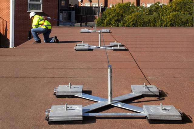 Travaux sur toiture : comment prévenir les risques ? - Kee Safety